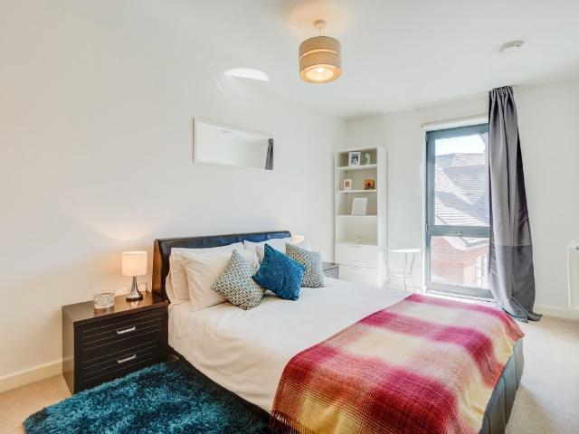 Uxbridge Road, London W3, 2 bed flat to rent, £2,300 pcm | PrimeLocation
