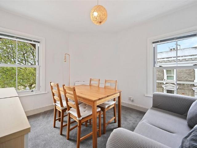 Uxbridge Road, London, W12 3 bed apartment to rent £2,700 pcm £623 pw