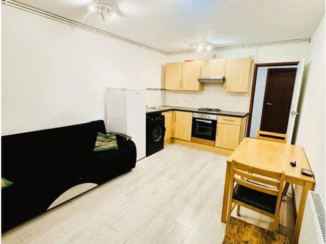 Uxbridge Road, London W12, 1 bed flat to rent, £1,500 pcm | PrimeLocation