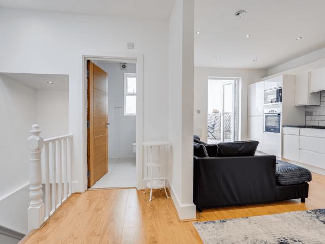 Uxbridge Road, London, W12 2 bed apartment to rent £2,400 pcm £554 pw