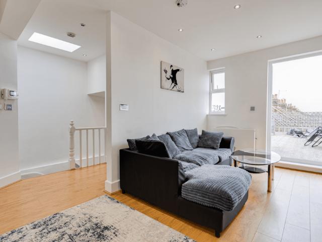 Uxbridge Road, London, W12 2 bed apartment to rent £2,500 pcm £577 pw