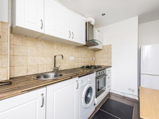 Uxbridge Road, London W12 2 bed flat to rent £1,925 pcm £444 pw