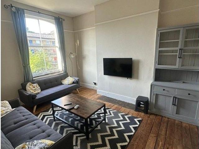 Uxbridge Road, London W12, 2 bed flat to rent, £2,200 pcm | PrimeLocation