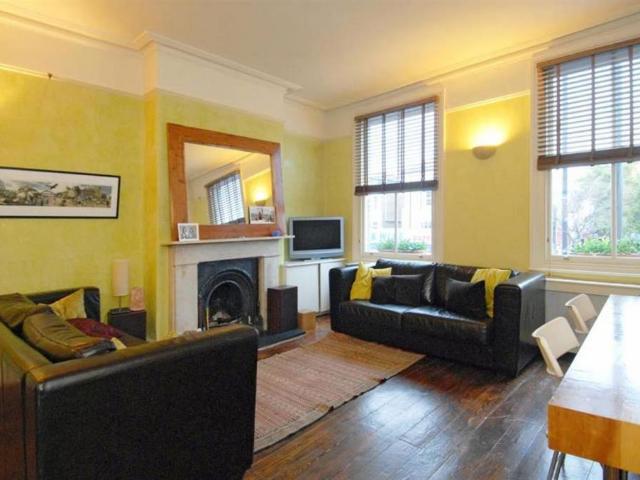 Uxbridge Road, London W12 4 bed flat to rent £4,050 pcm £935 pw