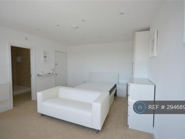 Uxbridge Road, London, W12 Studio to rent £1,499 pcm £346 pw