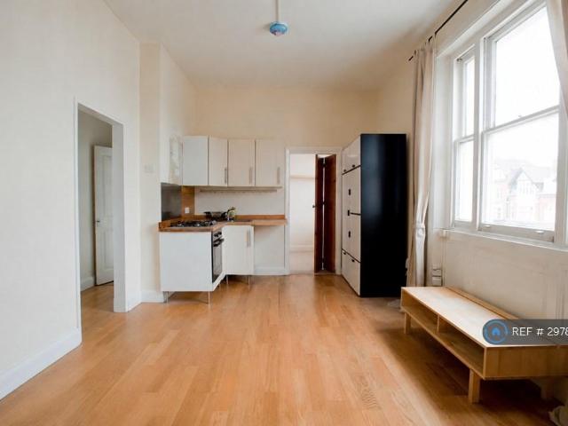 Uxbridge Road, London, W12 Studio to rent £1,395 pcm £322 pw
