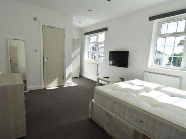 Uxbridge Road, London W12, Room to rent, £1,200 pcm | PrimeLocation