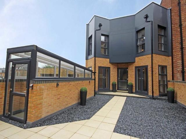 Uxbridge Road, London W13 1 bed flat to rent £1,600 pcm £369 pw