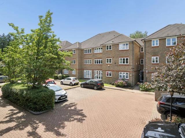 Uxbridge Road, Pinner 2 bed apartment to rent £1,850 pcm £427 pw