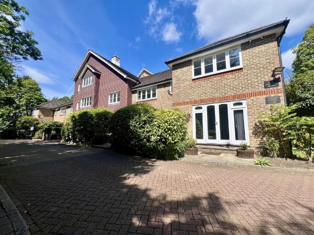 Uxbridge Road, Pinner HA5 2 bed apartment to rent £1,850 pcm £427 pw