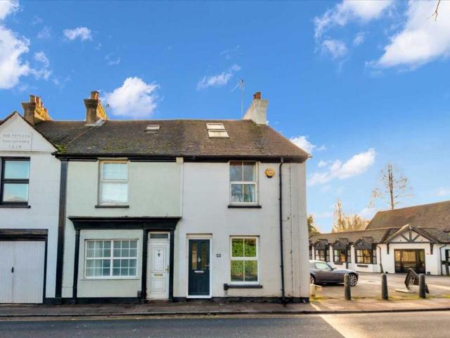 Uxbridge Road, Rickmondsworth. 3 bed end of terrace house to rent £2,350 pcm £542 pw