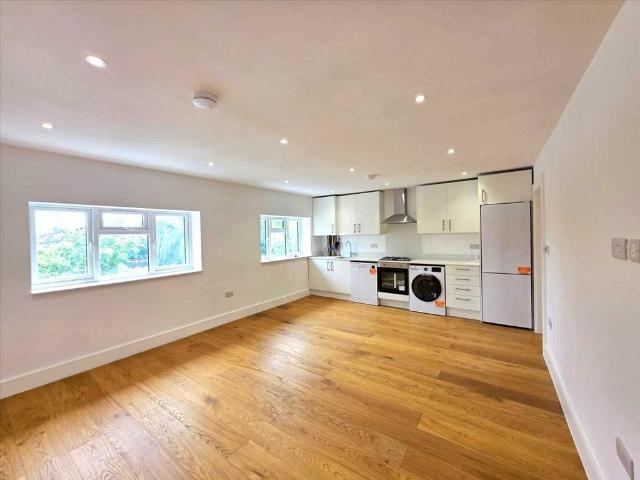 Uxbridge Road, Stanmore 2 bed apartment to rent £2,250 pcm £519 pw
