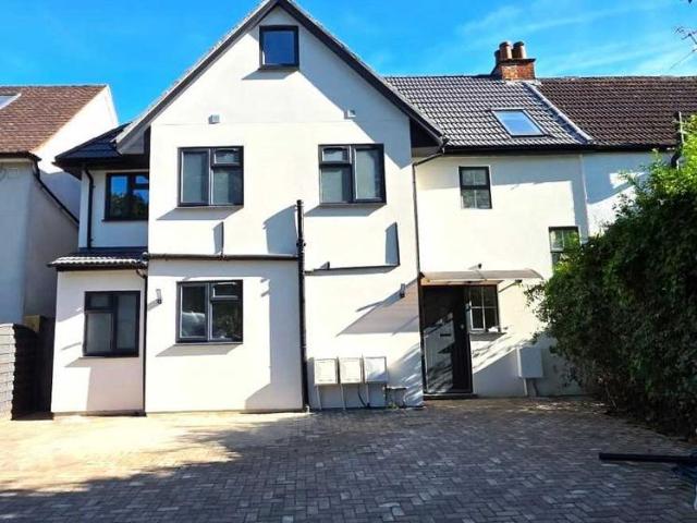 Uxbridge Road, Stanmore 2 bed apartment to rent £2,300 pcm £531 pw