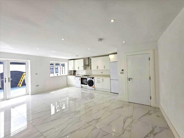 Uxbridge Road, Stanmore 2 bed apartment to rent £2,400 pcm £554 pw