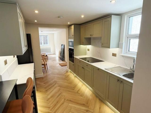 Uxbridge Road, Shephards Bush W12, 2 bed flat to rent, £3,000 pcm | PrimeLocation