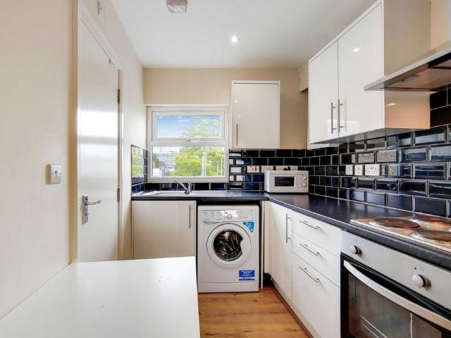 Uxbridge Road, Shepherds Bush, London. 2 bed flat to rent £2,167 pcm £500 pw