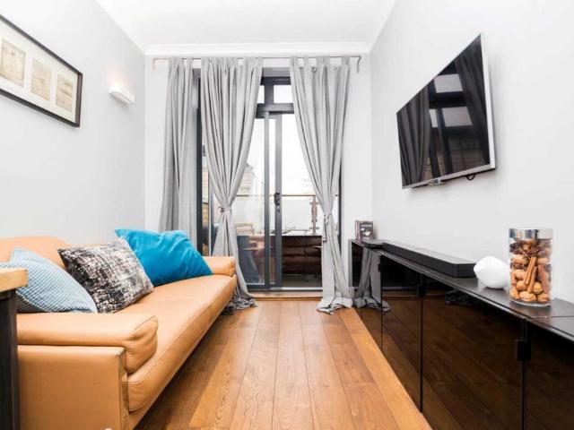 Uxbridge Road, Shepherds Bush, London. 2 bed flat to rent £2,396 pcm £553 pw