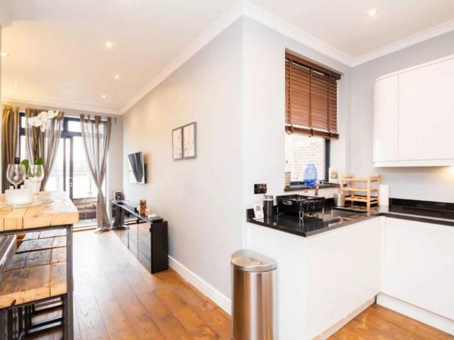 Uxbridge Road, Shepherds Bush, London. 2 bed flat to rent £2,396 pcm £553 pw