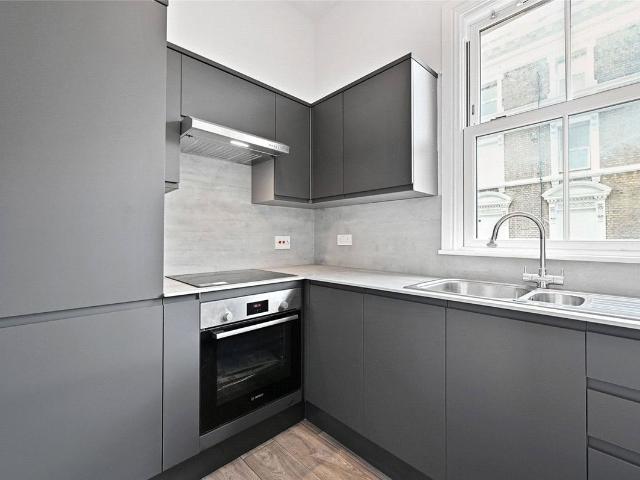 Uxbridge Road, Shepherds Bush, London W12, 3 bed flat to rent, £2,800 pcm | PrimeLocation