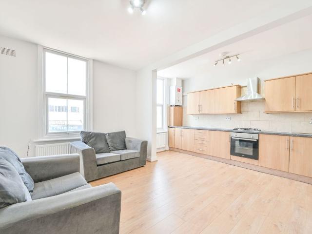 Uxbridge Road, Shepherd's Bush, London W12, 2 bed flat to rent, £2,200 pcm | PrimeLocation