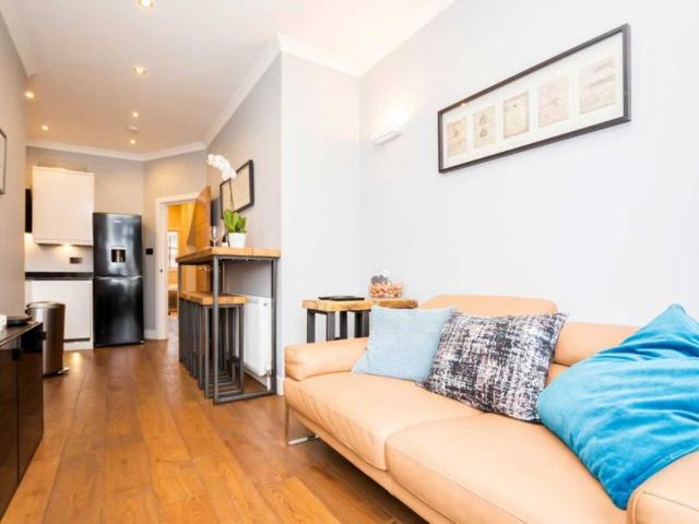 Uxbridge Road, Shepherds Bush, London W12, 2 bed flat to rent, £2,400 pcm | PrimeLocation