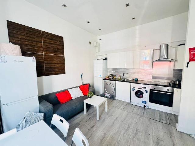 Uxbridge Road, Shepherds Bush, London, W12 9DT