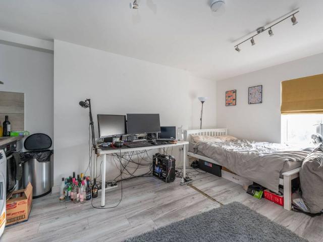 Uxbridge Road, Shepherd's Bush, London W12, Studio to rent, £1,500 pcm | PrimeLocation