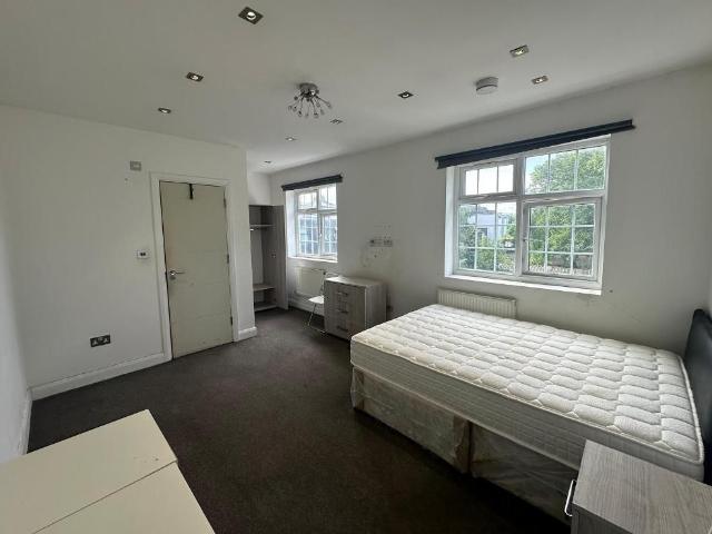 Uxbridge Road, Shepherds Bush, London W12, Room to rent, £1,300 pcm | PrimeLocation