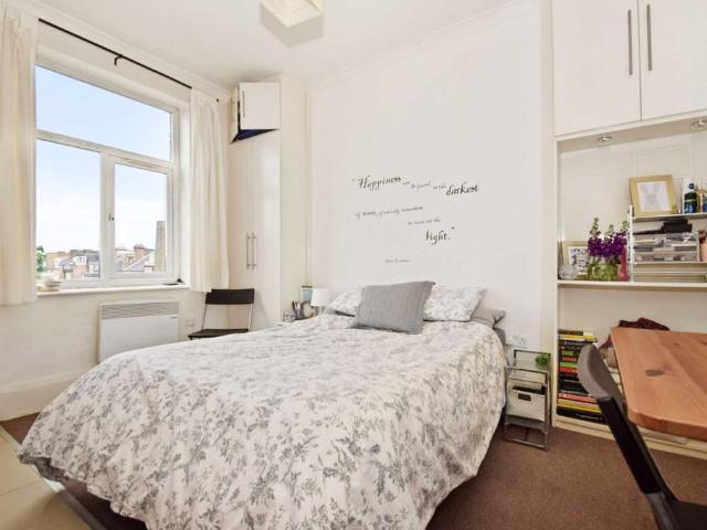 Uxbridge Road, Shepherds Bush, London. Studio to rent £1,248 pcm £288 pw