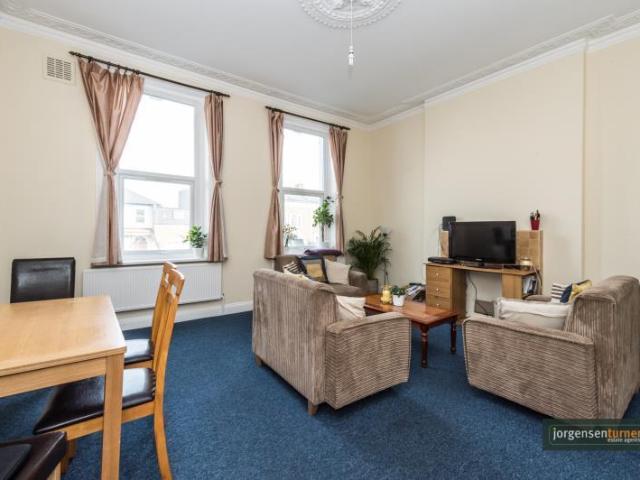 Uxbridge Road, Shepherds Bush, W12 4 bed maisonette to rent £4,000 pcm £923 pw