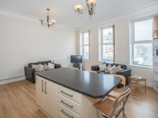 Uxbridge Road, Shepherds Bush, W12 8LH 2 bed flat to rent £2,149 pcm £496 pw
