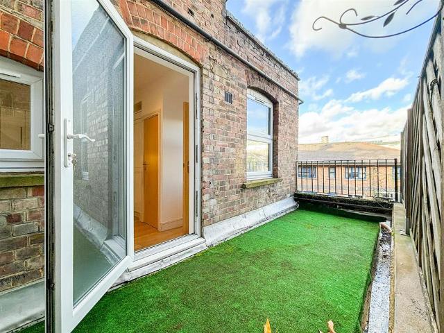 Uxbridge Road, Shepherd's Bush, W12 1 bed apartment to rent £1,950 pcm £450 pw