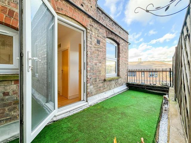 Uxbridge Road, Shepherd's Bush W12, 1 bed flat to rent, £1,950 pcm | PrimeLocation