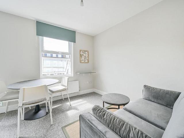 Uxbridge Road, Shepherd's Bush. 2 bed flat to rent £2,000 pcm £462 pw