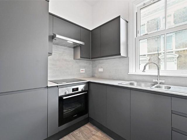 Uxbridge Road, Shepherds Bush. 3 bed apartment to rent £2,800 pcm £646 pw