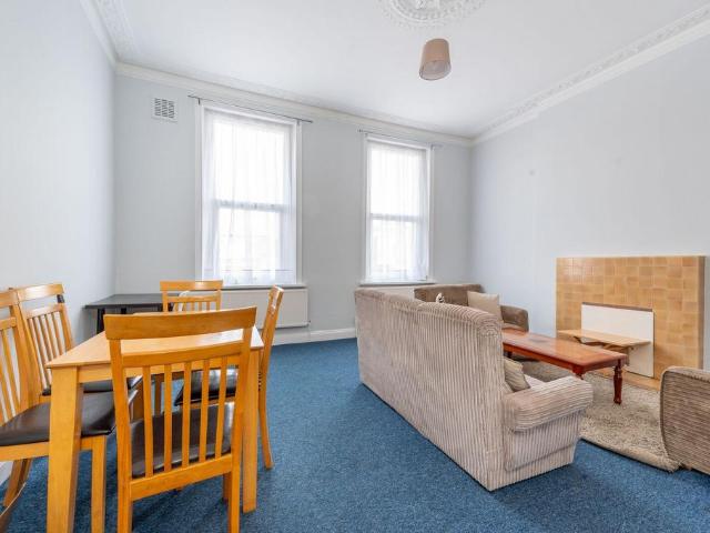Uxbridge Road, Shepherd's Bush. 4 bed flat to rent £4,000 pcm £923 pw
