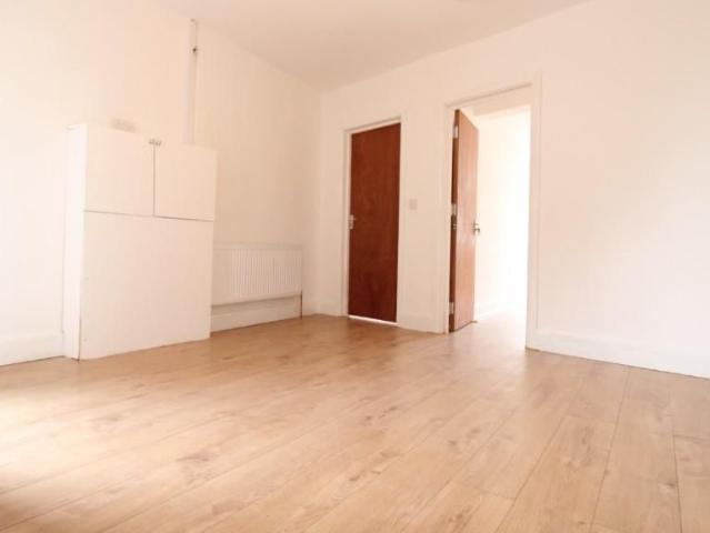 Uxbridge Road UB4, 2 bed flat to rent, £1,400 pcm | PrimeLocation