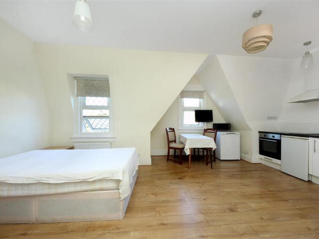 Uxbridge Road, W3 Studio to rent £1,275 pcm £294 pw