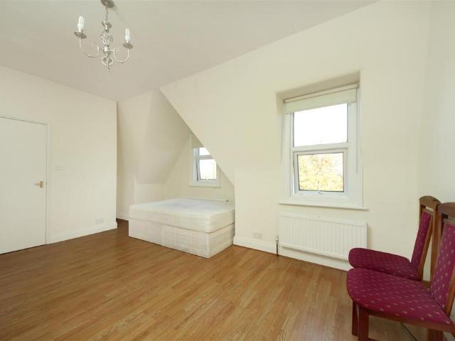 Uxbridge Road, W3 Studio to rent £1,275 pcm £294 pw
