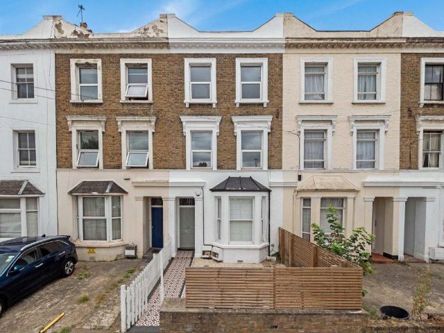 Vant Road, London SW17 3 bed flat to rent £2,700 pcm £623 pw
