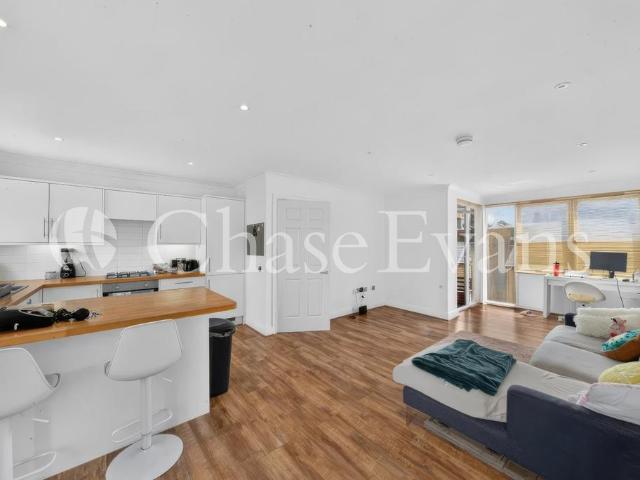 Vantage Mews, Canary Wharf, London, E14 2 bed flat to rent £2,600 pcm £600 pw
