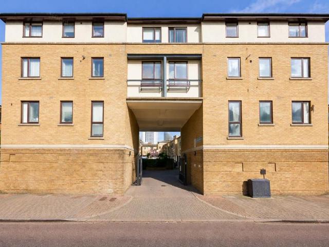 Vantage Mews, London 2 bed detached house to rent £2,400 pcm £554 pw
