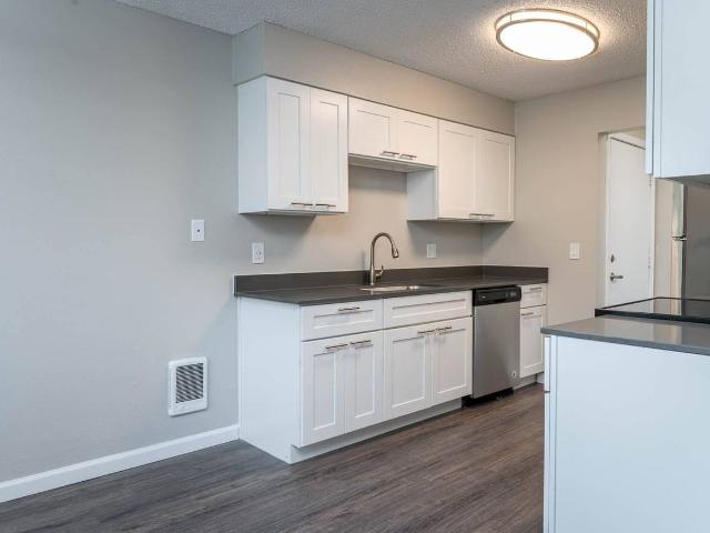Vantage at Hillsdale 3 Bedroom Apartment for Rent at 3212 Sw Beaverton Hillsdale Hwy, Portland, OR 97239 Hayhurst