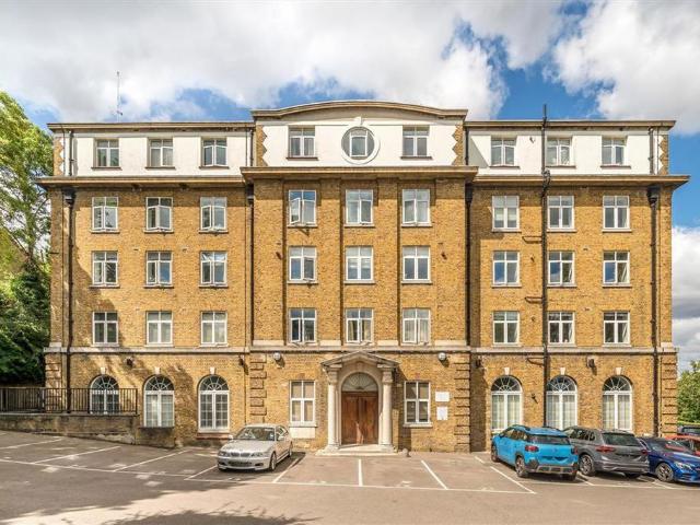 Vanbrugh Hill, London SE3 3 bed flat to rent £2,700 pcm £623 pw
