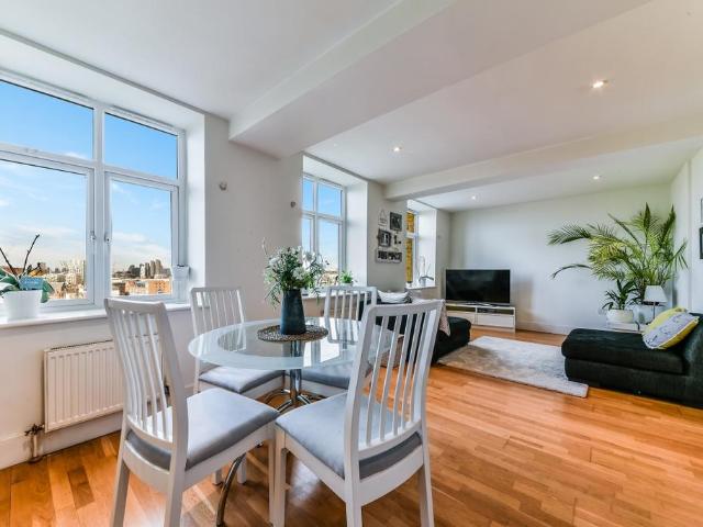 Vanbrugh Hill, SE3 2 bed apartment to rent £2,350 pcm £542 pw