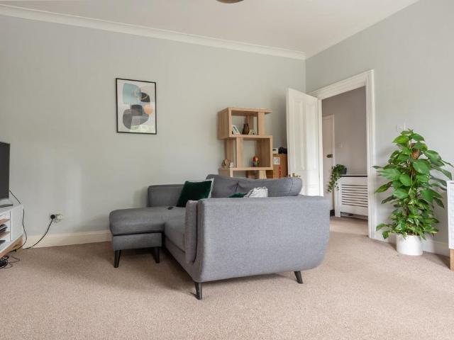 Vanbrugh Park, Blackheath, SE3 2 bed flat to rent £1,875 pcm £433 pw
