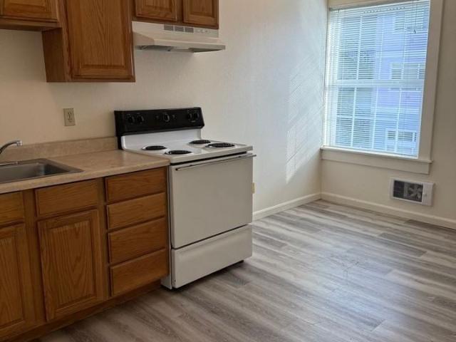 Vancouver Ave. 1 Bedroom Apartment for Rent at 2404 N Vancouver Ave, Portland, OR 97227 Eliot