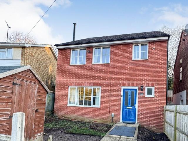 Vale Crescent, Tilehurst RG30, 3 bed detached house to rent, £1,950 pcm | PrimeLocation