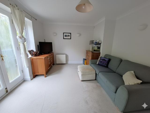 Vale Farm Road, Woking GU21 2 bed flat to rent £1,475 pcm £340 pw