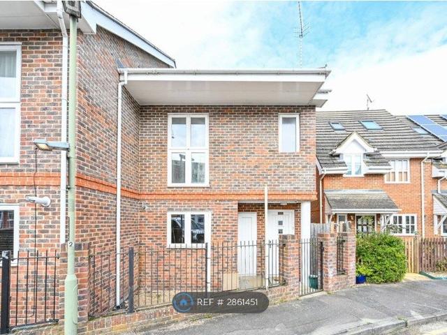 Vale Farm Road, Woking GU21, 3 bed semi detached house to rent, £2,250 pcm | PrimeLocation